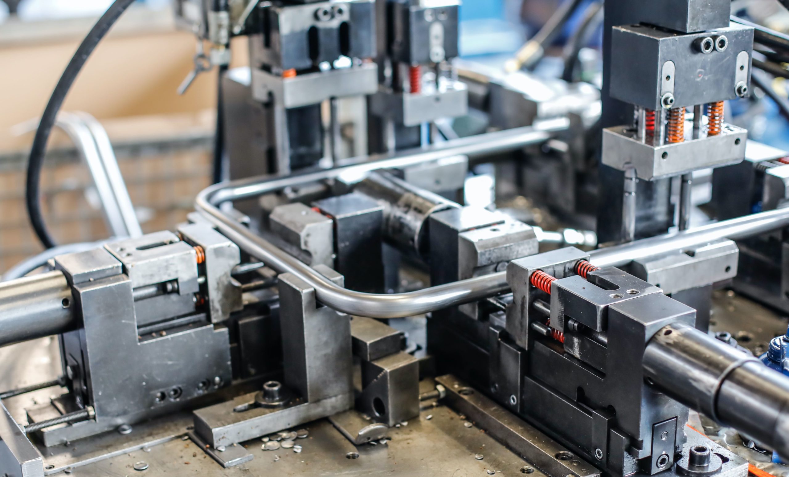 Ponsen en stansen, niet voor één gat te vangen | DROSTE BEJAH